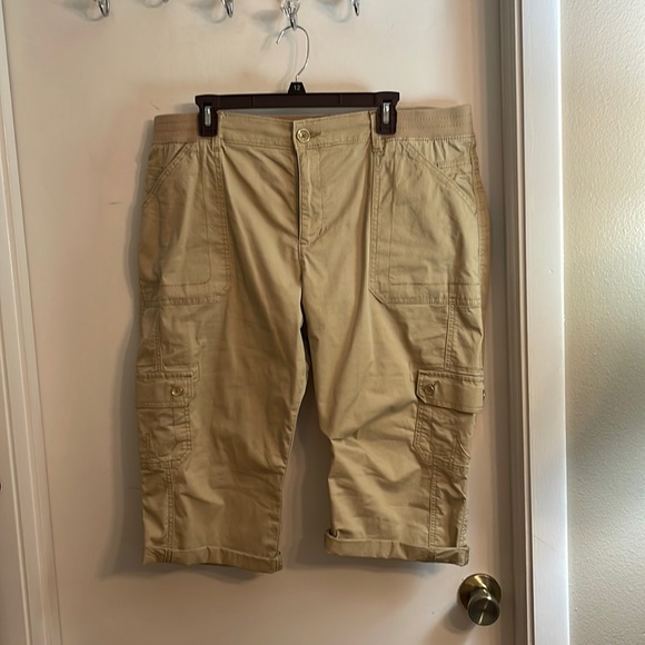 Lee | Pants & Jumpsuits | Lee Relaxed Fit Mid Rise Cargo Capris | Poshmark